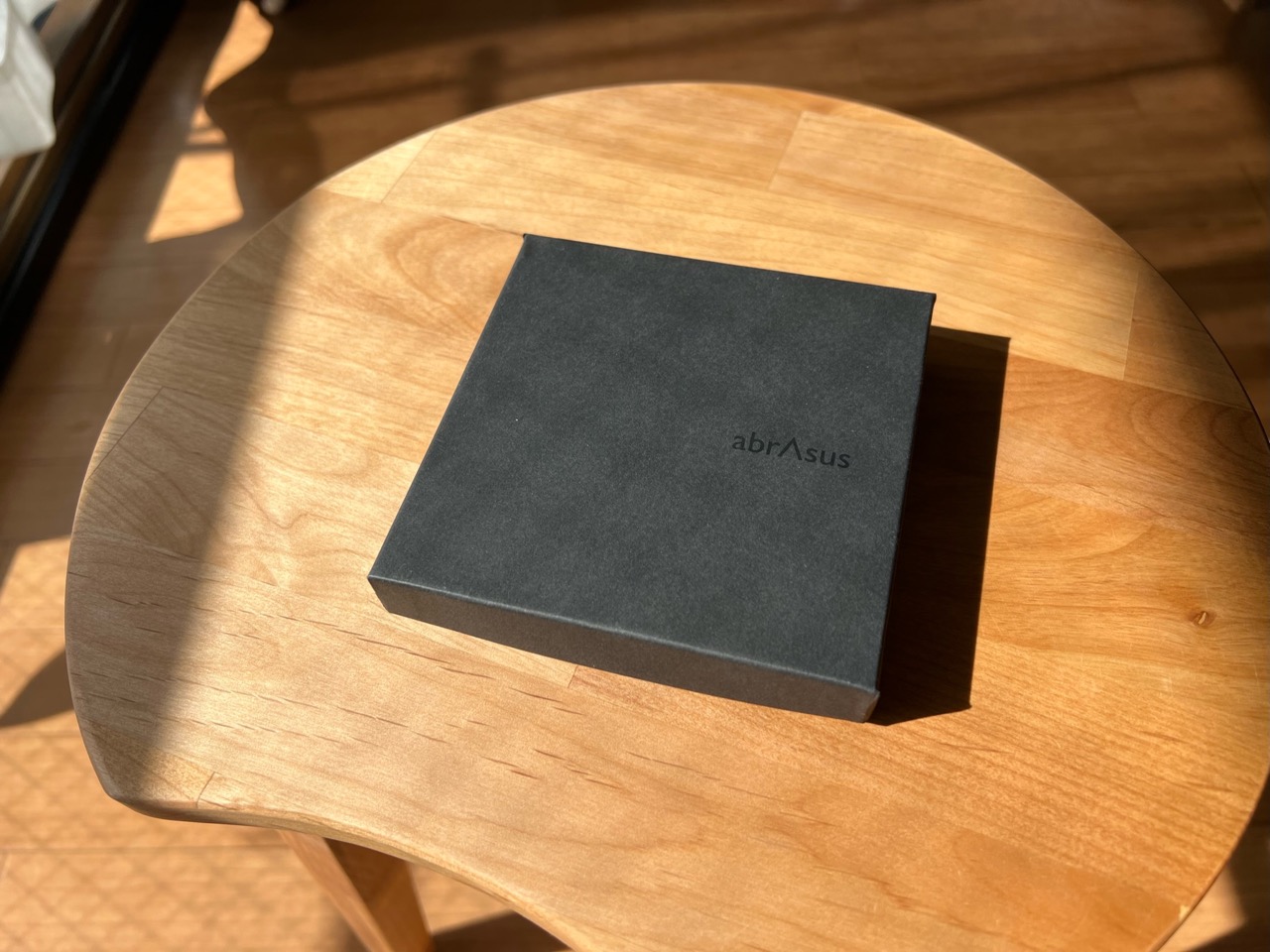 最低限を極めた、キャッシュレス時代の薄い財布【abrAsus(アブラサス)】 | みーるらいふ